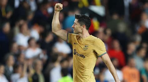 Robert Lewandowski Seals Dramatic Barcelona Win At Valencia Football