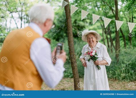 Echtpaar Met Een Huwelijk In De Natuur Tijdens De Zomerdag Seniorman