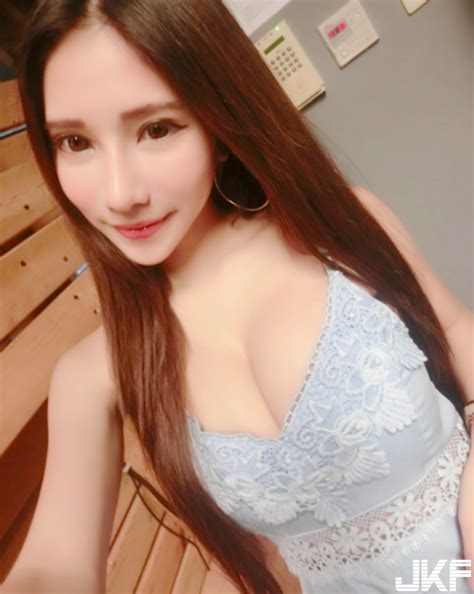 【ev扑克】大賣場驚見「超胸乳媚娘」爆奶畫面太犯規！超邪惡「乳壓視角」客人會受不了啦 Ev扑克博客