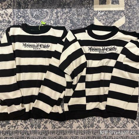 Maison Margiela x Tommy Cash 马吉拉联名 黑白刺绣重叠Logo条纹破洞毛衣 OS宽松版型 知乎