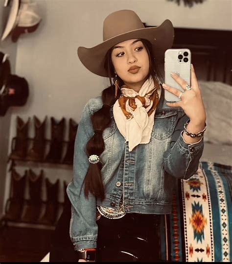 Pin By 𝒴𝒶𝓈𝓂𝒾𝓃 On 𝒱𝒶𝓆𝒾ℯ𝓇𝒾𝓉𝒶 𝒱𝒾𝒹𝒶 Rodeo Outfits Rodeo Outfits Winter
