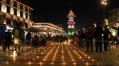 श्रीनगर के लाल चौक पर भव्य तरीके से मनाई गई दिवाली सैकड़ों स्थानीय
