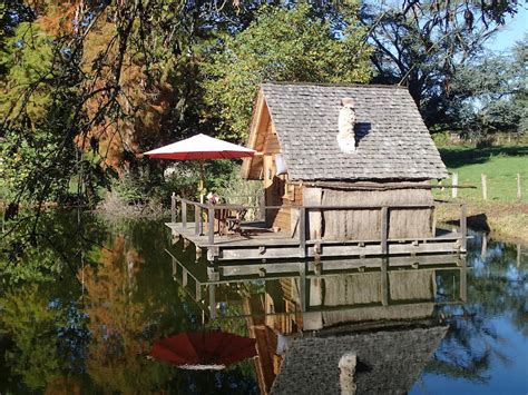 Offrez Vous Une Nuit Insolite Dans Une Cabane Sur L Eau En Bourgogne