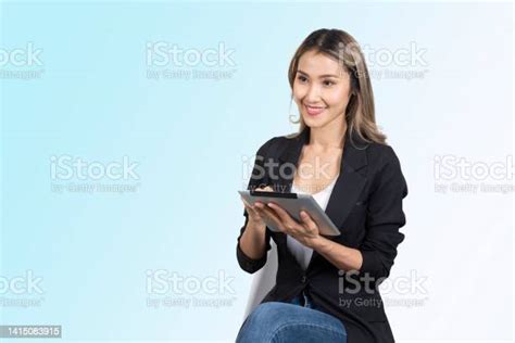 디지털 태블릿 장치에서 작업하는 동안 의자에 앉아있는 비즈니스 여성 스튜디오 촬영에 대한 스톡 사진 및 기타 이미지 스튜디오 촬영 여자 태블릿 Istock