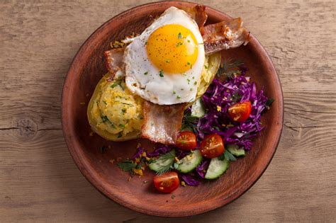 자 켓에 구운된 감자 치즈와 함께 로드와 베이컨 그리고 계란 야채와 함께 접시에 튀긴 토 핑과 박제 감자 감자 요리에 대한 스톡 사진 및 기타 이미지 Istock