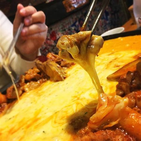 チーズタッカルビやっとたべた😍 🍖🧀🍖🧀 チーズを絡めて🍖 締めのリゾットも美味しかった😍 チーズタッカルビ 市場タッカルビ