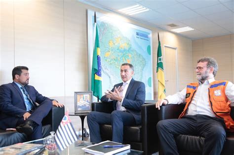 Ministro Waldez Góes recebe prefeitos gestores e parlamentares dos