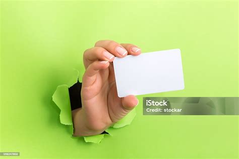 찢어진 녹색 종이 시트를 통해 도달 하는 여성의 손 구멍에 대한 스톡 사진 및 기타 이미지 구멍 종이 닿음 Istock