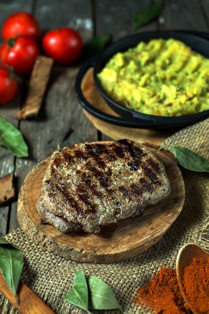 Vue Latérale Du Steak De Boeuf Grillé Photo Gratuite