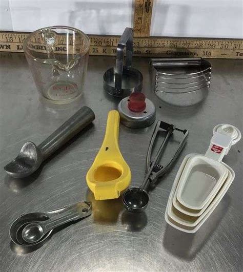 Pyrex 1pint Liquid Measuring Cup And Kitchen Utensils Sherwood Auctions