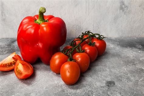 빨간 야채고추와 토마토 회색 배경에 공간에 복사 합니다 음식 배경 건강한 식생활에 대한 스톡 사진 및 기타 이미지 건강한 식생활 고추류 나뭇가지 Istock