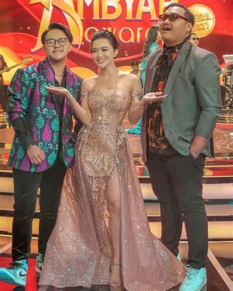 Portraits Of Wika Salim Looking Gorgeous In A Golden Nude Dress Super Glamorous With High