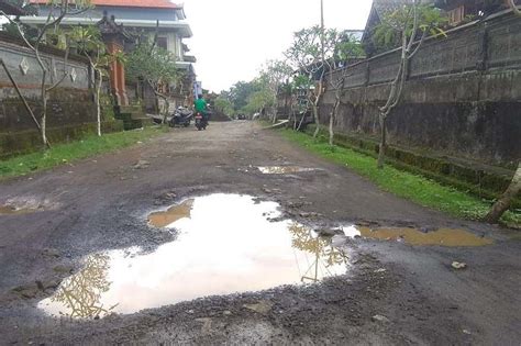 Warga Keluhkan Jalan Rusak Wisatawan Kerap Menjadi Korban BALIPOST