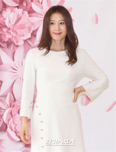 화보 김희애 순백의 아름다움 놓치지 않을거예요