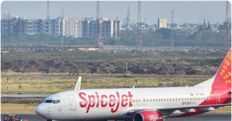 दिल्ली एयरपोर्ट पर स्पाइसजेट के विमान में लगी आग फायरब्रिगेड मौके पर
