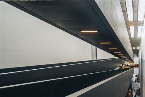 각도 건물 건축 건축의 공공 건물 공공 장소 교통 구조 설계 기하학적 깨끗한 라인 대중 교통 대칭 도시의 디자인 요소 메탈릭 미니멀리스트 미래