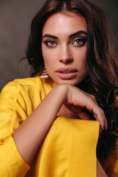 Mooie Sexy Vrouw Met Lang Donker Haar In Elegante Kleren Stock
