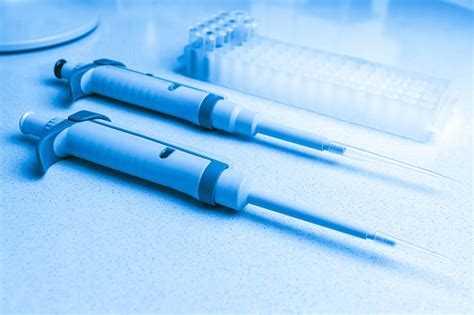 화학 장비는 흰색 배경에 있습니다 과학 실험실의 작업 표면에 자동 파이펫 및 마이크로 튜브 랙 임상 개념 일러스트레이션 0명에 대한 스톡 사진 및 기타 이미지 Istock