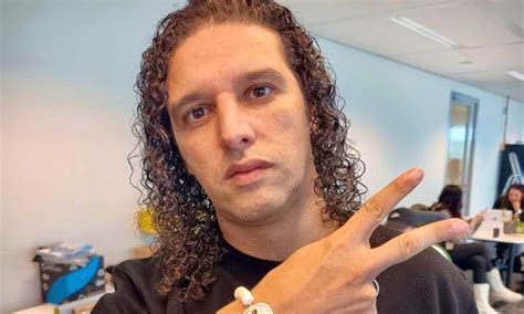 Ali B Lachend Gespot Op Terras Met Bekende Vrouw