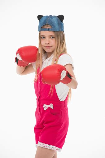 흰색에 고립 된 권투 장갑에 아이 훈련이나 운동 전에 어린 소녀 세련된 모자에 아이 운동 선수 패션 스타일 및 트렌드 스포츠 활동 및 에너지 강사에 대한 스톡 사진 및 기타