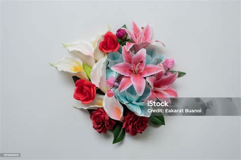 흰색 배경에 고립 된 잎꽃 백합과 장미 아름다운 꽃다발 창조적 인 봄 개념 꽃 무늬 물체 플랫 레이 상단 보기 0명에 대한 스톡