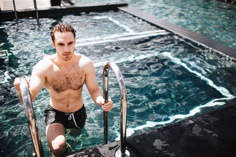 Junger Heißer Mann Der Am Swimpool Beruht Vorderansicht Des Sexy Gut Gebaut Mannes Mit Dem