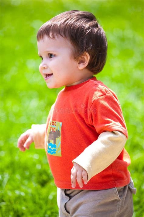 Gl Ckliches Sch Tzchen Das Drau En Geht Stockbild Bild Von Kindheit Sommer