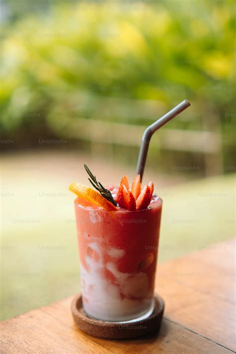 빨대와 빨대가 들어있는 유리 사진 Unsplash의 즙 이미지