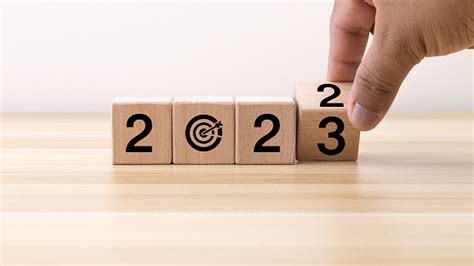 나무 큐브 블록을 뒤집어 2022 년에서 2023 년으로 바꿉니다 메리 크리스마스와 새해 복 많이 받으세요 12월에 대한 스톡 사진 및 기타 이미지 Istock