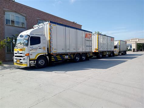 18ล้อตู้ทึบมีลิฟท์ขนเครื่องซักผ้าอุตสาหกรรมด้วยลิฟท์ท้ายขนถ่ายสินค้าด้านหลัง รถรับจ้างรถพ่วง