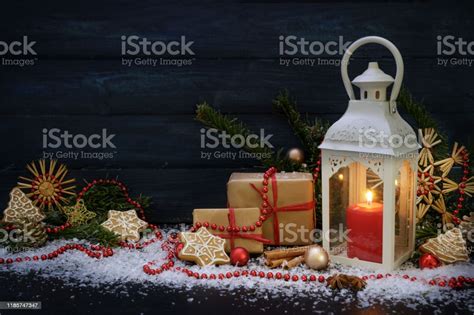 촛불 빛 등불 선물 전나무 가지 Baubles및 진저 브레드 별 어두운 파란색 나무 배경에 배치 크리스마스 장식 복사 공간