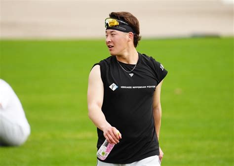 あやの On Twitter Rt Fullcountc2 練習中に笑顔を見せる 日本ハム 吉田輝星 投手😁 シャツの袖を捲ると