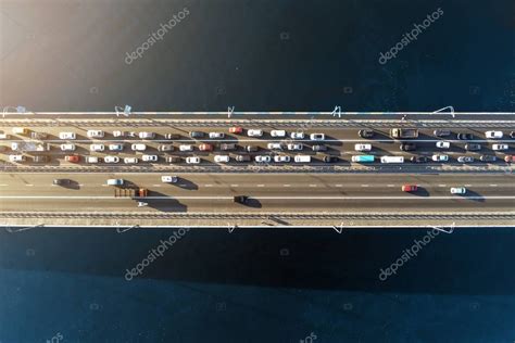 Vista A Rea Del Puente De Carretera A Trav S Del R O Con Atasco De Tr