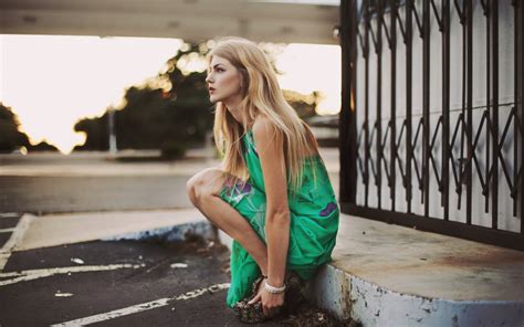 Blonde Girl Chair Fashion Wallpaper 1680x1050 18894
