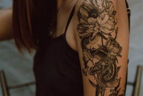 Tatuaż kwiaty co symbolizują konkretne wzory Inspiracje Estetiko