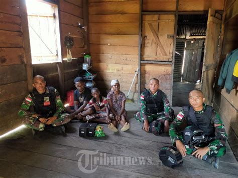 Satgas Yonif 126 KC Bantu Sembako Masyarakat Perbatasan RI PNG Papua