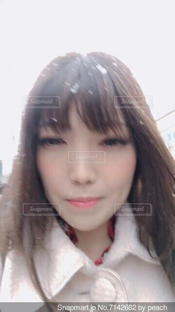 カメラに向かってポーズをとっている人の写真・画像素材 7142682 Snapmart（スナップマート）