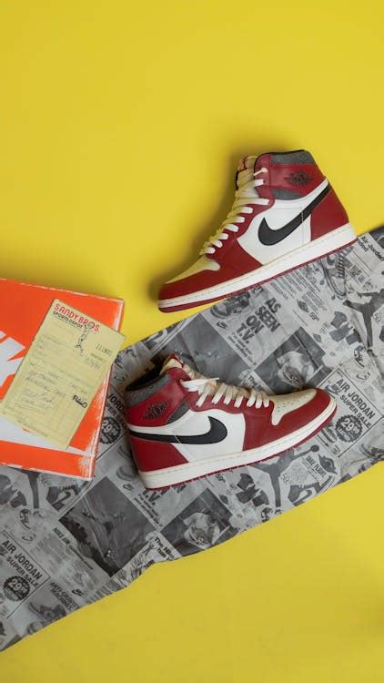 거리 스타일 거리 패션 나이키 노란색 배경 대중 문화 도시 스타일 도시 패션 레트로 스니커즈 밝은 배경 복고풍 스타일 빈티지 스니커즈 빨간색과 하얀색