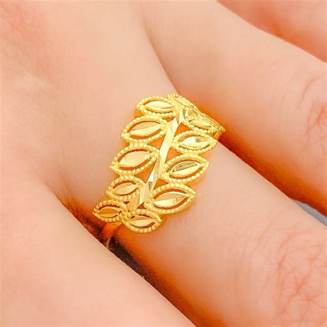 Posh Curved Leaf Ring