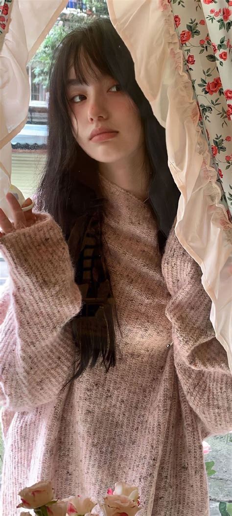 Ins高级质感真人美女5月手机壁纸图片高清竖屏配图网
