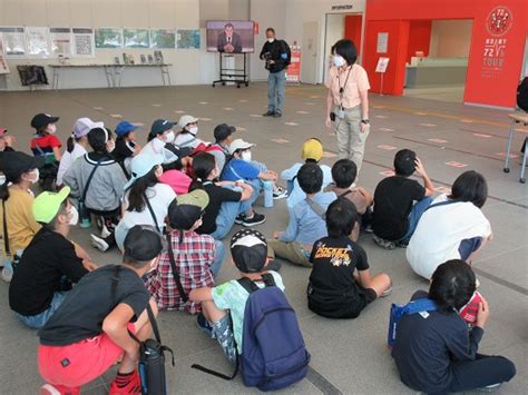 あきる野市立一の谷小学校校長室の窓の4年生社会科見学都立あきる野学園との交流