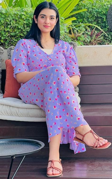 Sarah Khan Body Size Breast Waist Hips Bra Height Weight