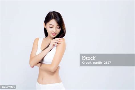 세로 젊은 아시아 여자 웃는 아름 다운 몸 맞는 흰색 배경 셀 룰 라이트 또는 칼로리 건강 및 웰빙 개념 슬림 모델 여자 무게에
