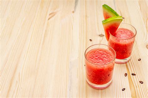 수박 스무디 칵테일의 신선한 주스 달콤한 여름 디저트 건강 식품 개념입니다 나무 보드 배경 0명에 대한 스톡 사진 및 기타 이미지 Istock
