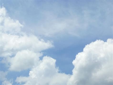 Fundo de nuvens brancas e céu azul brilhante Foto Premium