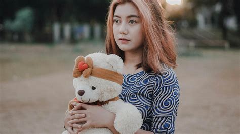 People Who Have A Hard Time Throwing Things Away Usually Have These 11