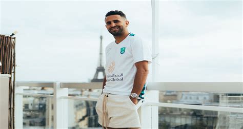 رياض محرز يمضي عقدا بـ4 مواسم مع الأهلي السعودي