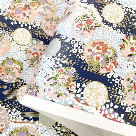 友禅和紙 華やか 桜ちらし 花筏に季節の花の丸紋 紺地 大判 菊判 約63x93cm 千代紙 森田和紙オンラインショップ 通販