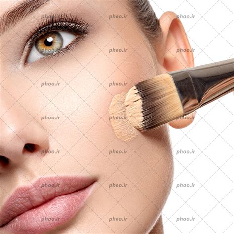 عکس با کیفیت زن با چشم های زیبا در حال استفاده از براش و کرم سفید کننده