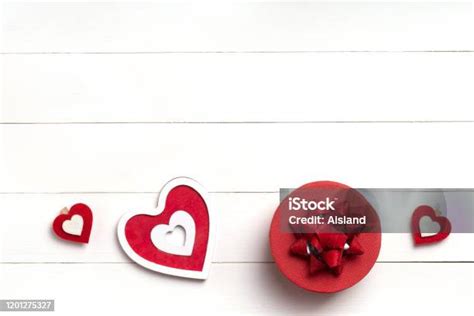 발렌타인 데이 구성 하트 흰색 나무 표면에 선물 발렌타인 데이 컨셉 플랫 레이 상단 보기 위에서 2월에 대한 스톡 사진 및 기타 이미지 Istock
